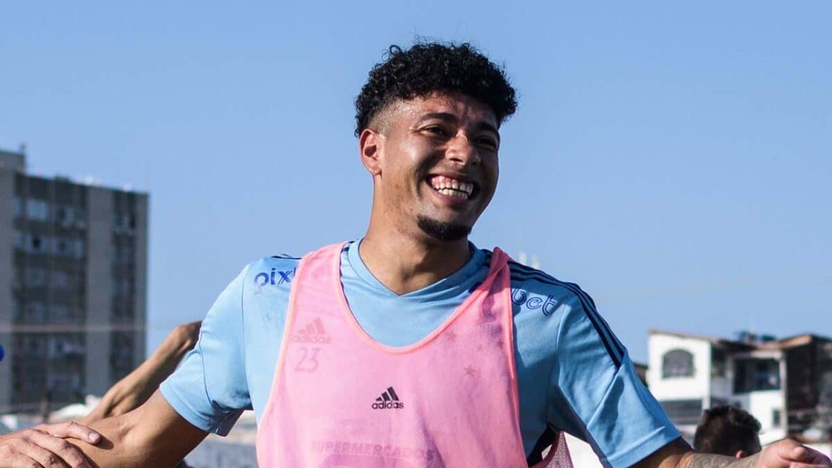 Meia 'rejeitado' pelo Grêmio entra no radar do Internacional para 2023