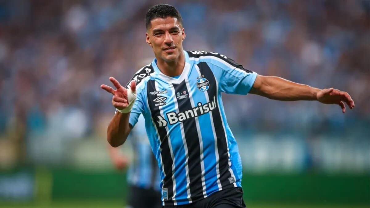 Um dos maiores reforços da história do Grêmio, Suárez completa 36 anos