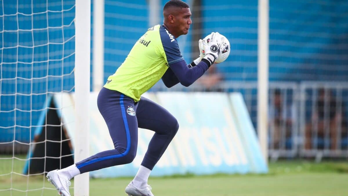 Adriel lamenta ter sido vazado pela primeira vez na meta do Grêmio