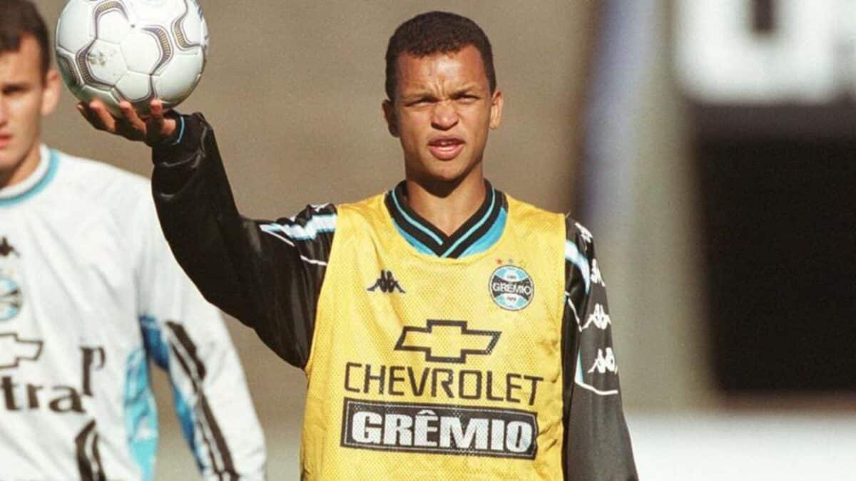 Lembra dele? Saiba por onde anda Warley, ex-atacante do Grêmio início ...