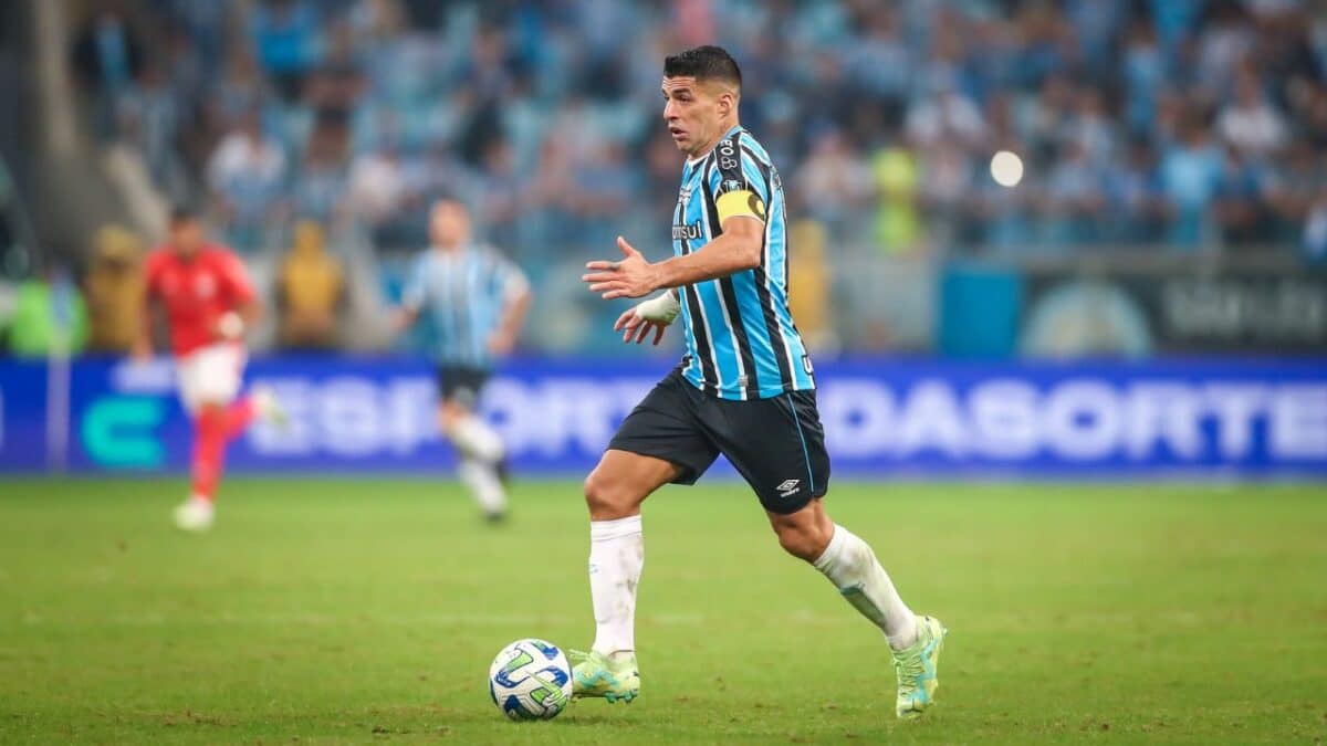 Ex-lateral do Inter faz visita para Luis Suárez no Grêmio