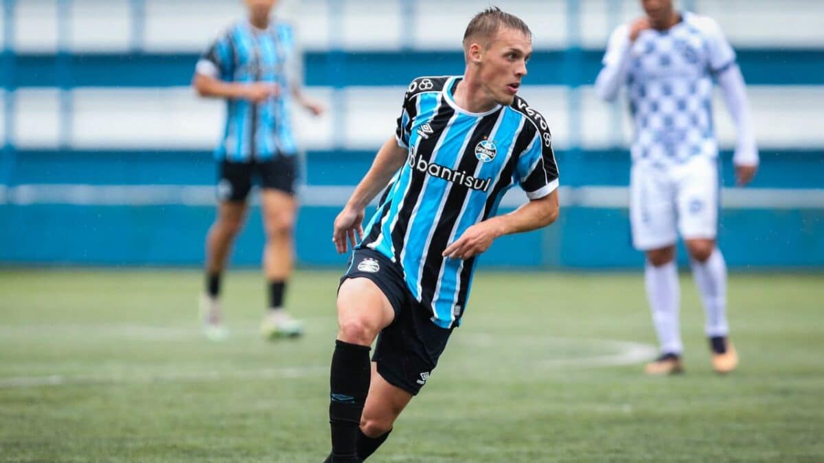 Volante retorna ao Grêmio após jogar a Série C; confira - Portal do ...