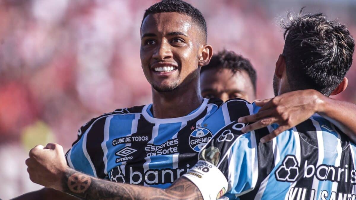 Jogador vira alvo no mercado da bola e Grêmio define valor para venda