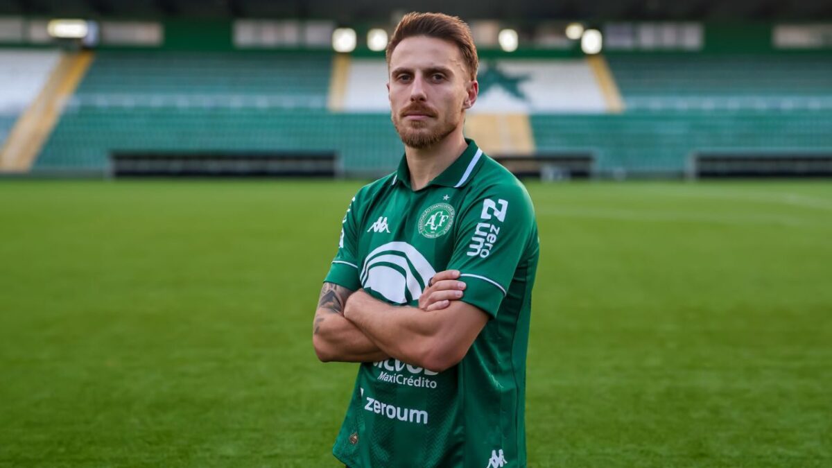 Chapecoense aposta em zagueiro que teve saída polêmica do Grêmio