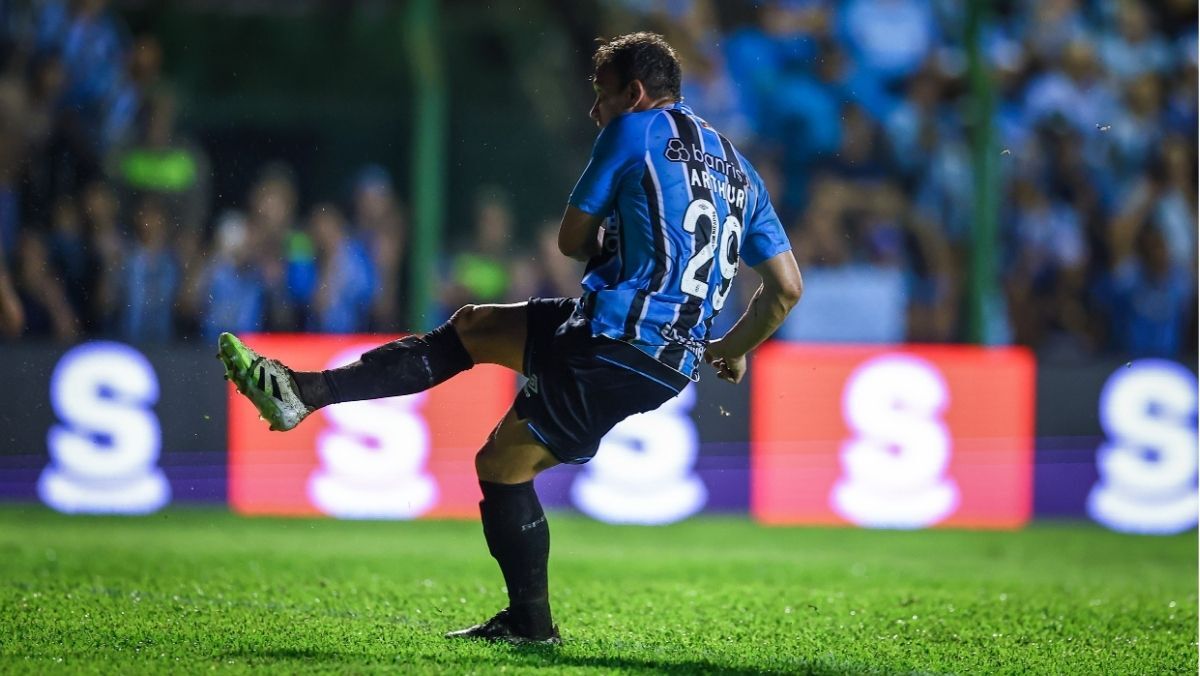 Arthur manda recado para jogador do Grêmio: "craque"