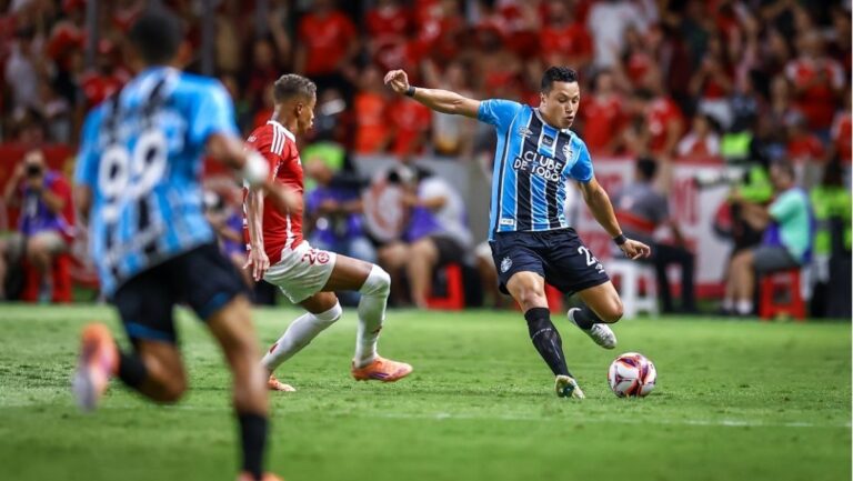Titular do Grêmio discute com Alessandro Barcellos após Gre-Nal 449